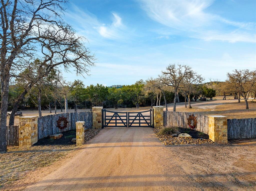 455 Cool Water Ranch Rd, Fredericksburg, TX 78624 - HAR.com